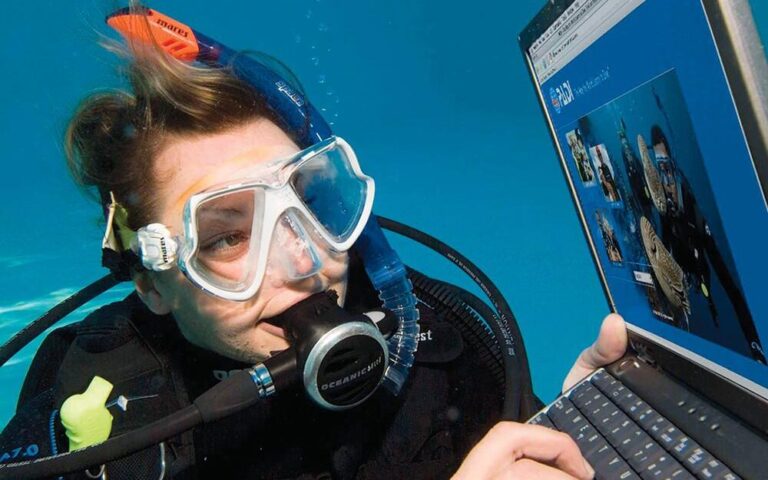 How to Scuba Dive: A Guide for Beginners [WITH PHOTOS]